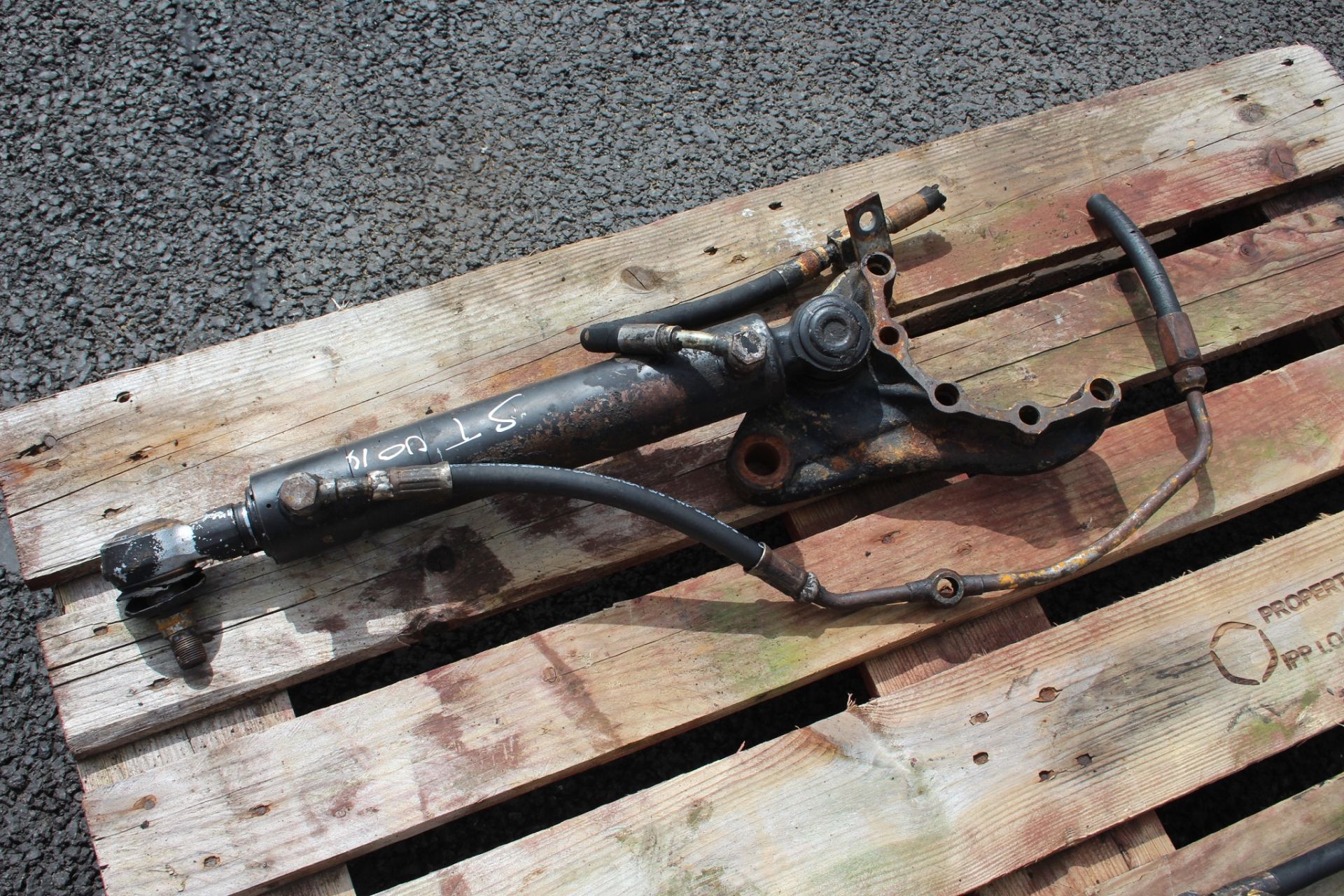 MB TRAC STEERING RAM | Atkinson Vos