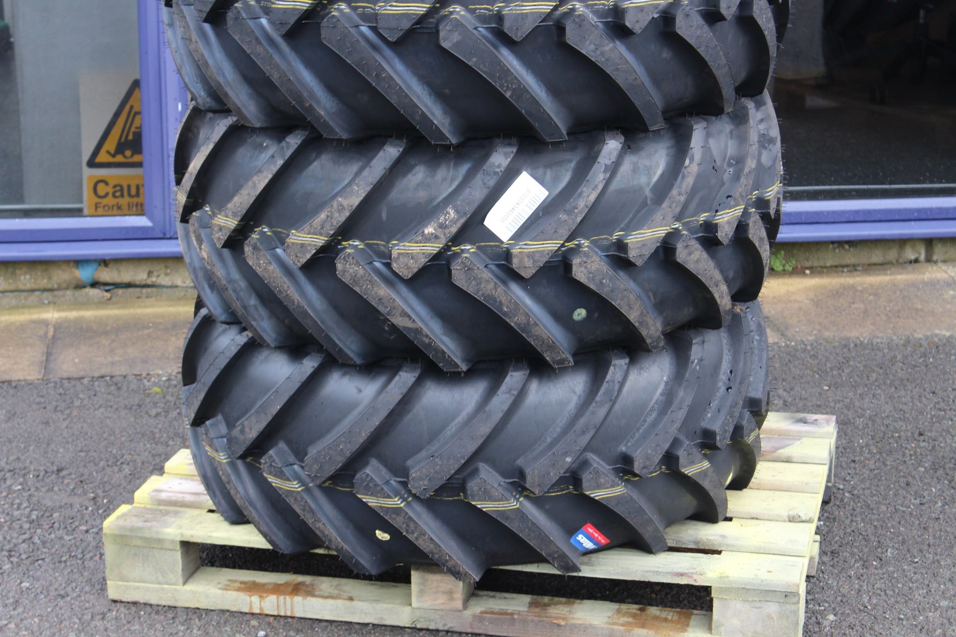 BRAND NEW MITAS AC70G 405/70R20 TYRES | Atkinson Vos